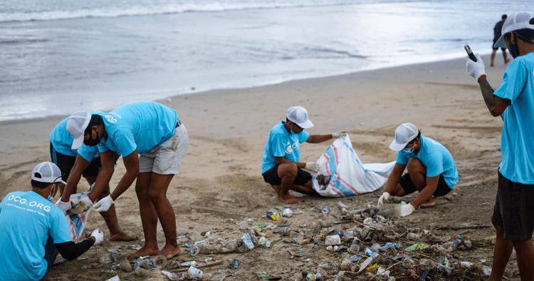 How to Organize a Beach Clean Up | jamieobrien.com